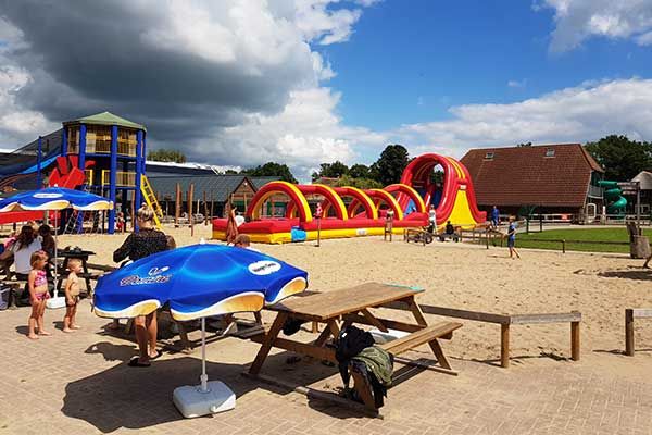 Freiluft und Indoorspielplatz De Flierefluiter